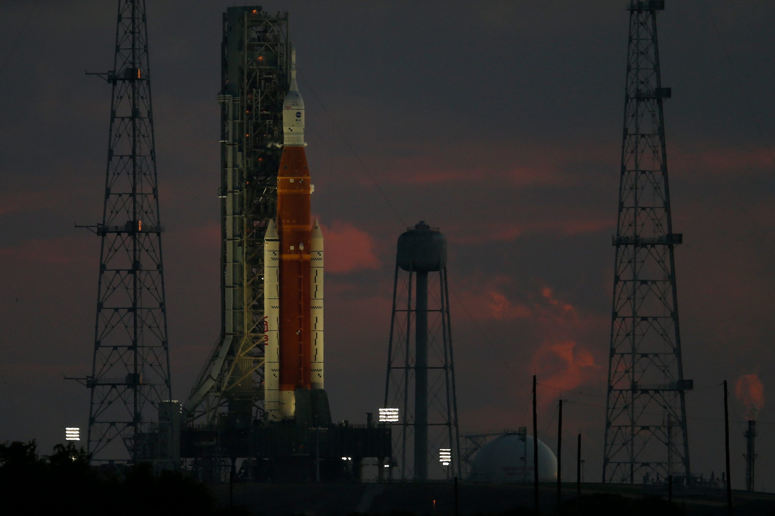 Tên lửa khổng lồ của Mỹ bị nứt, lùi chuyến bay lên Mặt trăng - Báo ...